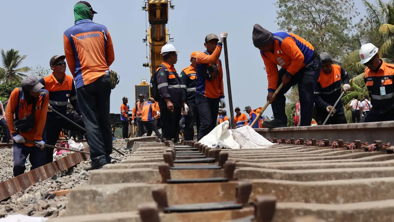 KAI Cari Penyebab Anjloknya Kereta Api Argo Semeru dan Argo Wilis di Kulon Progo - Regional ...