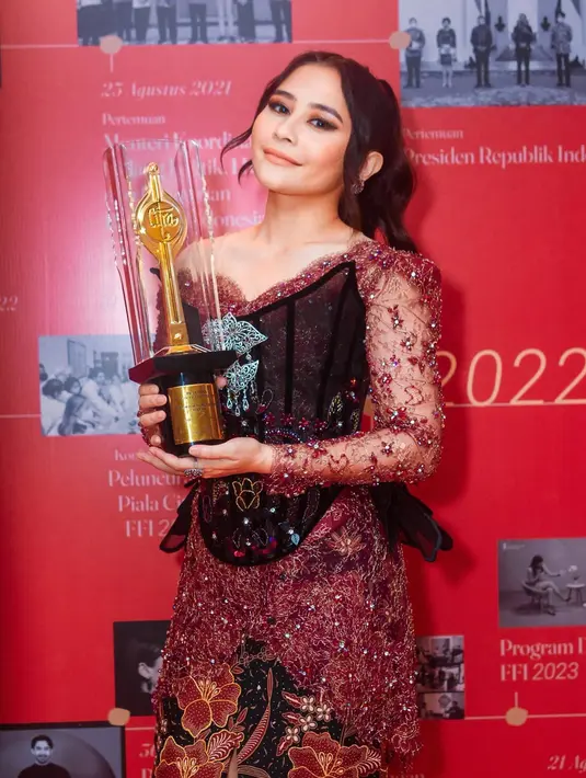 Bikin Bangga, Ini Potret Prilly Latuconsina Raih Piala Citra Pertamanya ...