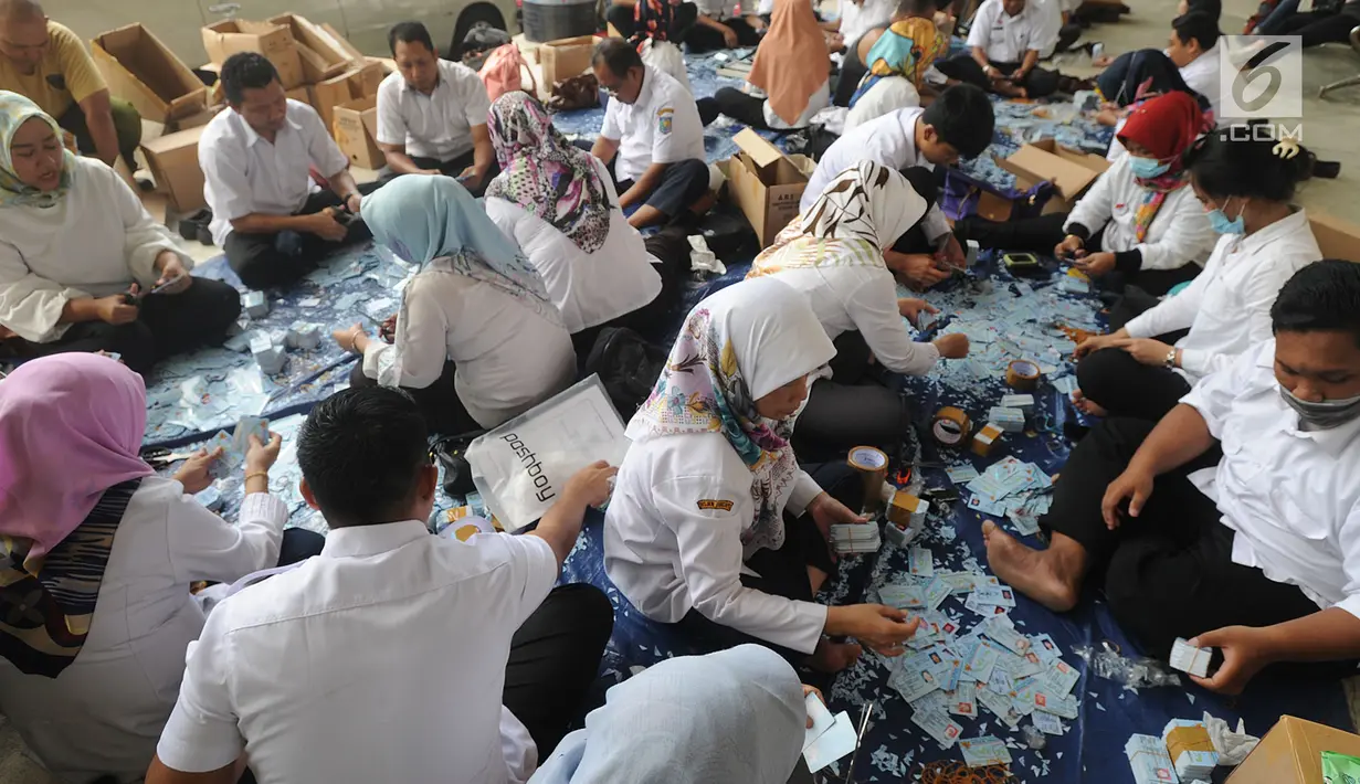 FOTO: Sejumlah PNS Diterjunkan untuk Potong E-KTP Invalid - Foto ...