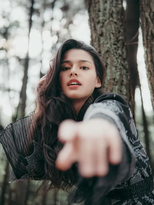 Gaya Pemotretan Susan Sameh di Hutan Pinus, Tampil Memukau - Foto ...
