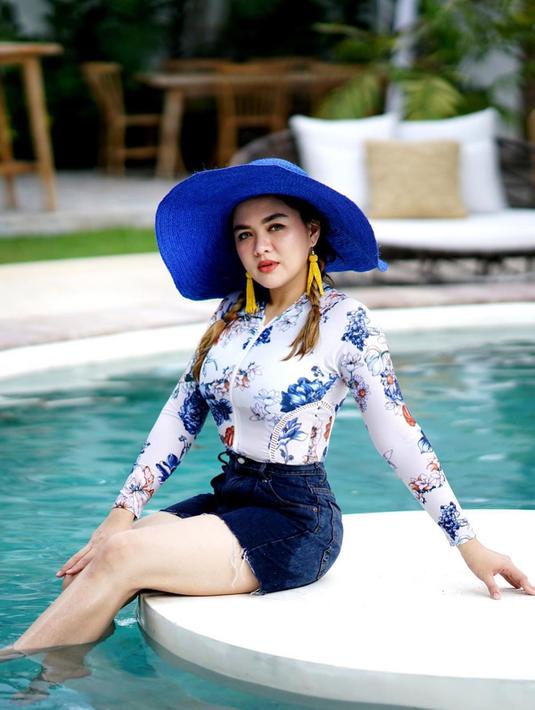 Hobi Traveling, Ini Padu Padan Gaya Vicky Shu Pakai Topi saat Liburan ...