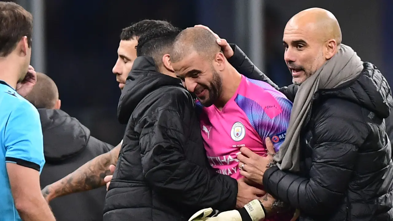 Bek Manchester City Berkelakar usai Jadi Kiper Dadakan - Bola Liputan6.com