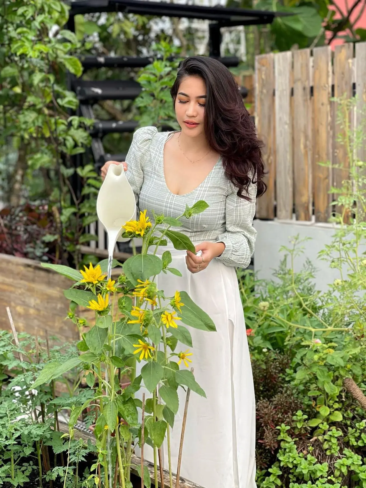 7 Potret Eriska Kesya Istri Young Lex Saat Berkebun, Tetap Stylish ...