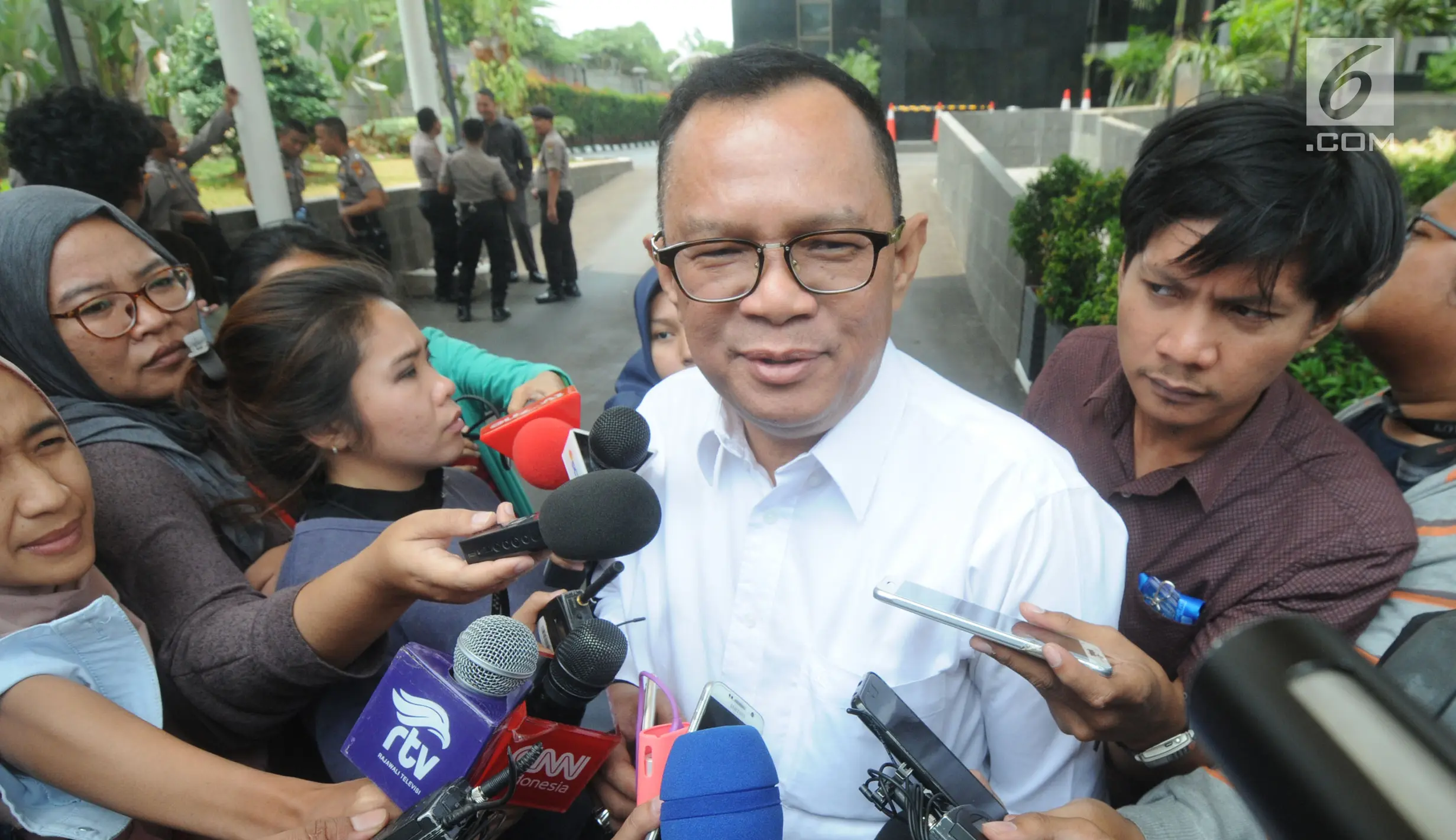 FOTO: Ekspresi Mantan Sesmenpora Alfitra Salamm Usai Diperiksa KPK ...