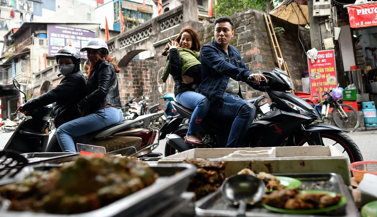 FOTO: Cacing Goreng Hangatkan Musim Dingin di Vietnam - Foto Liputan6.com