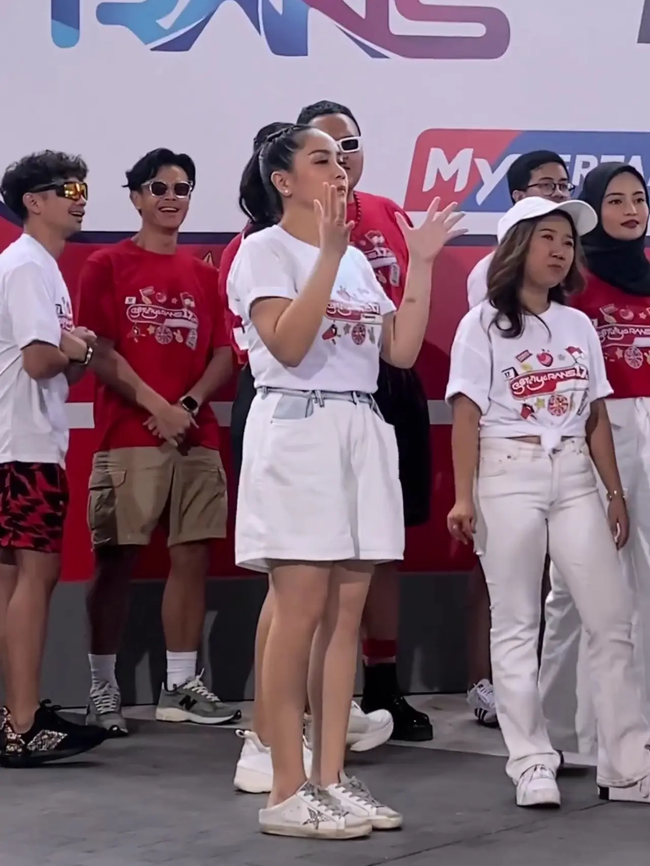 Sepatu Lusuh Nagita Slavina jadi Perhatian, Ternyata Harganya ...