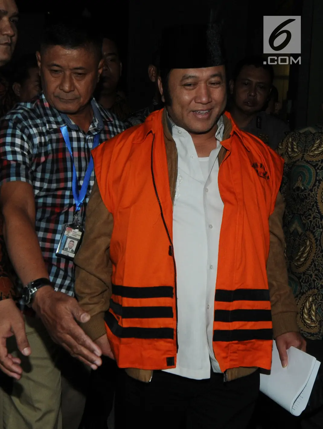 FOTO: KPK Resmi Tahan Bupati Lampung Selatan - Foto Liputan6.com