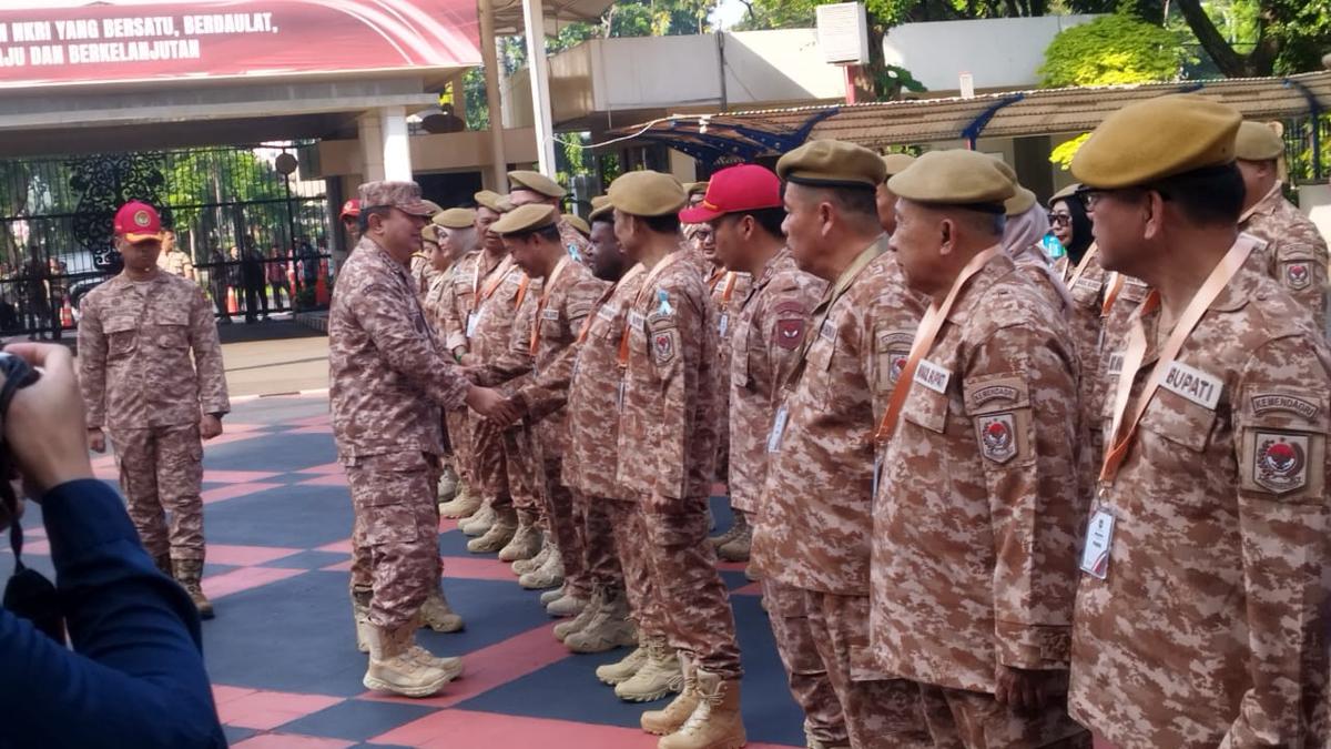 86 Kepala Daerah Pakai Seragam Loreng Cokelat IPDN Saat Apel Retret ...