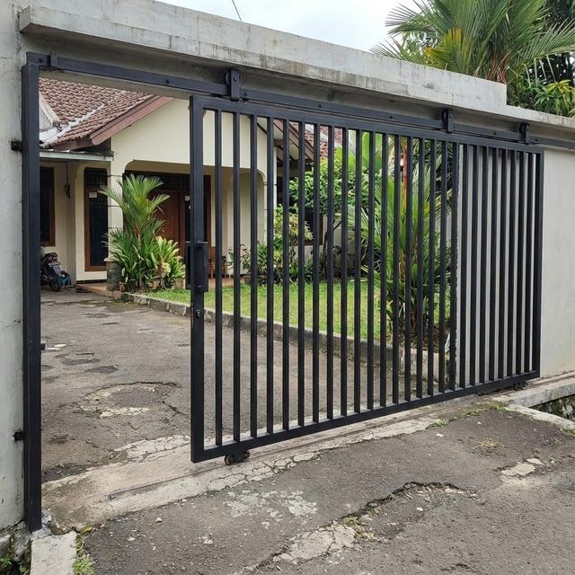 15 Model Pagar Besi Geser dengan Rel Atas, Minim Perawatan