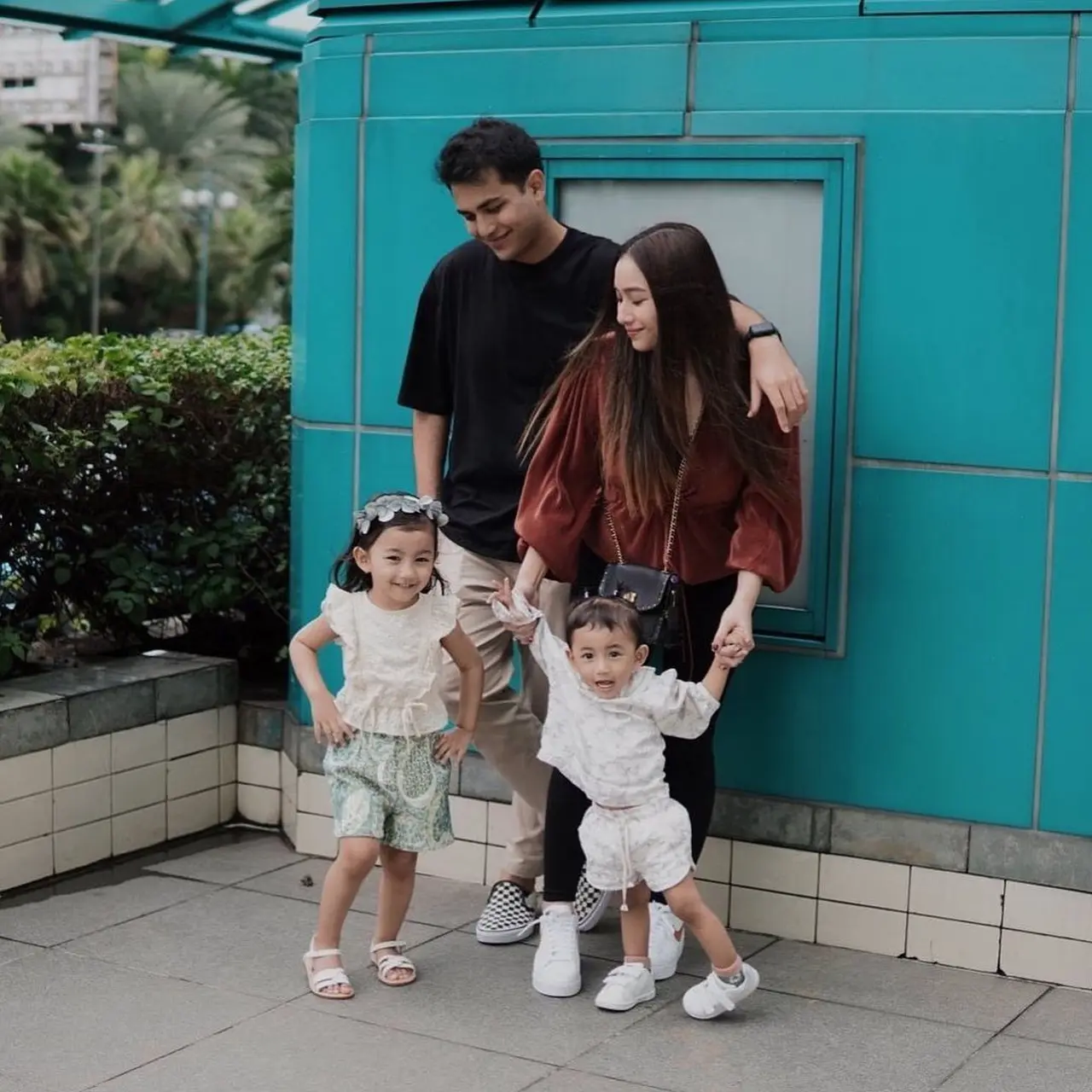 10 Tahun Menikah, Ini 6 Potret Romantis Rizky Alatas dan Adzana Jauh ...