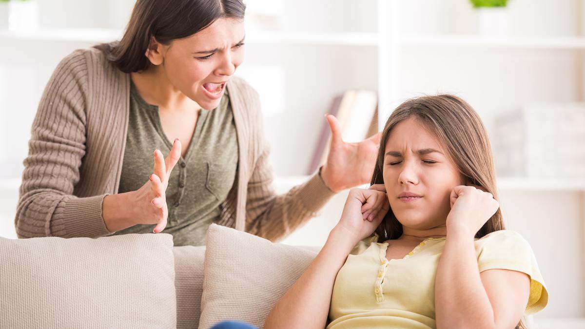 Ini Alasan Mengapa Ibu dan Anak Gadisnya Sering Bertengkar - Parenting Fimela.com