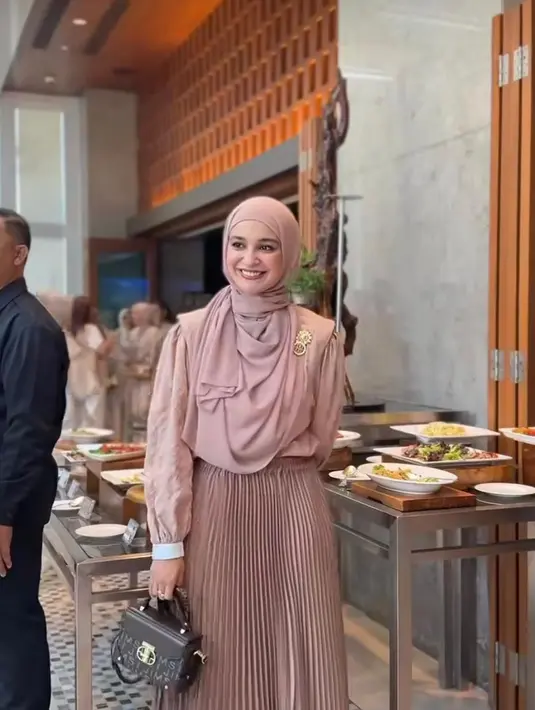 Geng Cendol Kumpul Lagi di Acara Tya Ariestya, Lihat Gaya Busana Casual Mereka - Photo Fimela.com