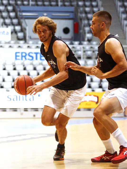 FOTO: Aksi Para Bintang Tenis Dunia Saat Tanding Basket - Foto Liputan6.com