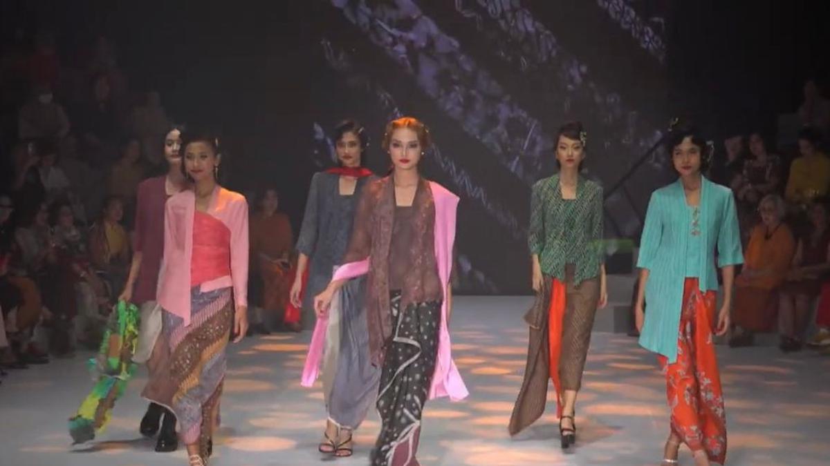 Imajinasi Obin Komara dalam Kreasi Kebaya dan Kain Bernapas Kekinian di ...