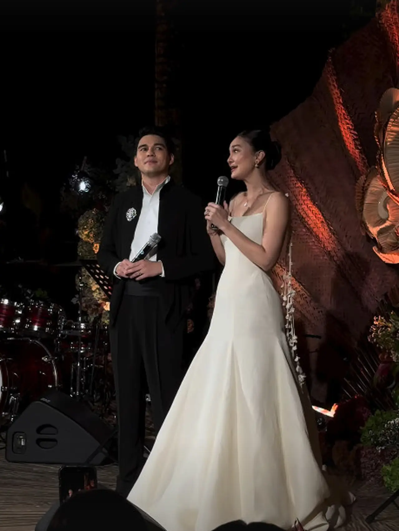 Pesona Elegan Luna Maya dengan Gaun Pengantin Backless dari Hian Tjen ...