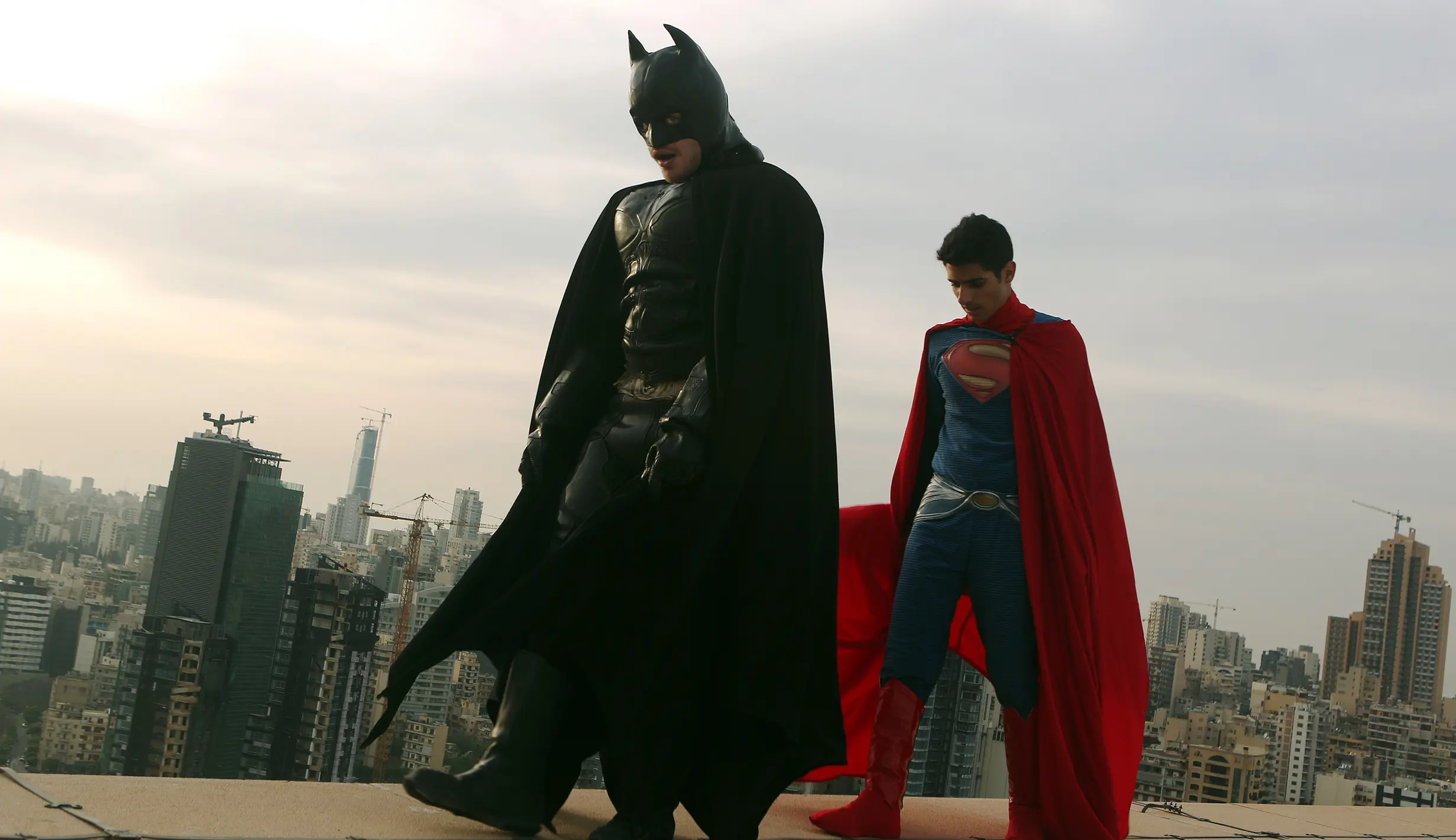 Bertarung di Atas Gedung, Batman dan Superman Hebohkan Warga Lebanon ...