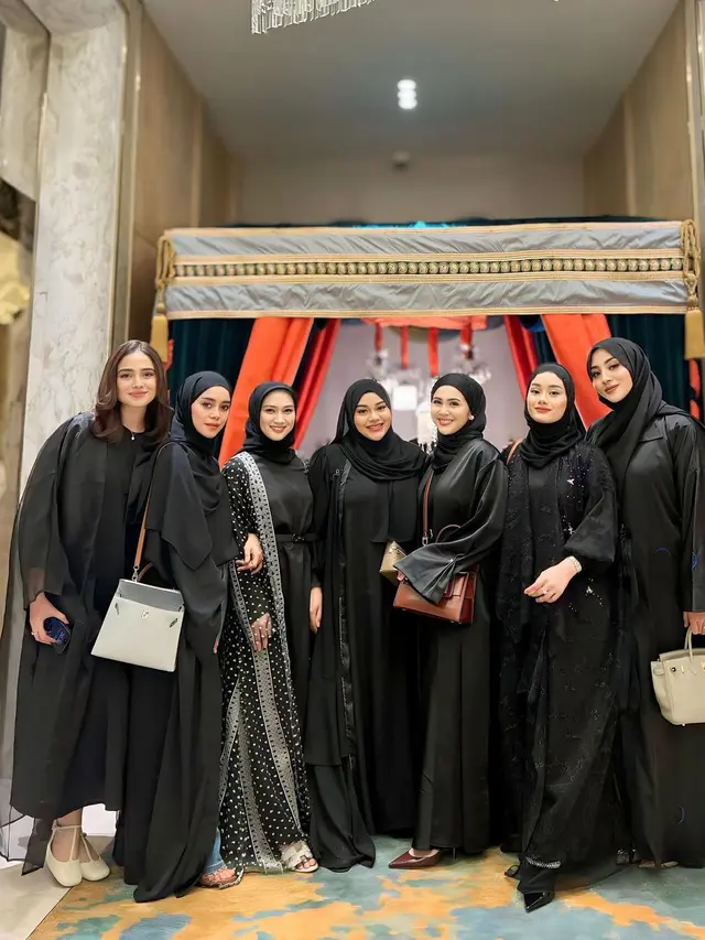 6 Potret Geng Mamayu Bukber Pakai Dresscode Hitam, Rayakan Ultah Melody - Hot Liputan6.com