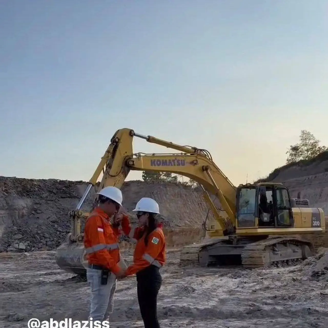 7 Potret Prewedding Putri Isnari dan Calon Suami, Romantis di Area Tambang - Hot Liputan6.com