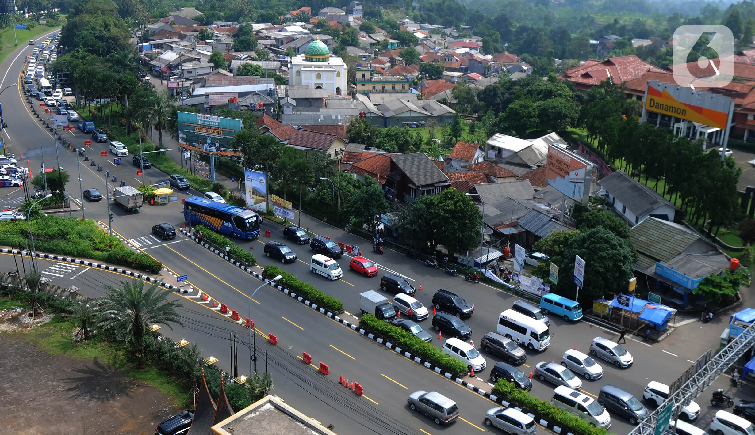 FOTO: Lalu lintas Menuju Kawasan Puncak Masih Padat - Foto Liputan6.com