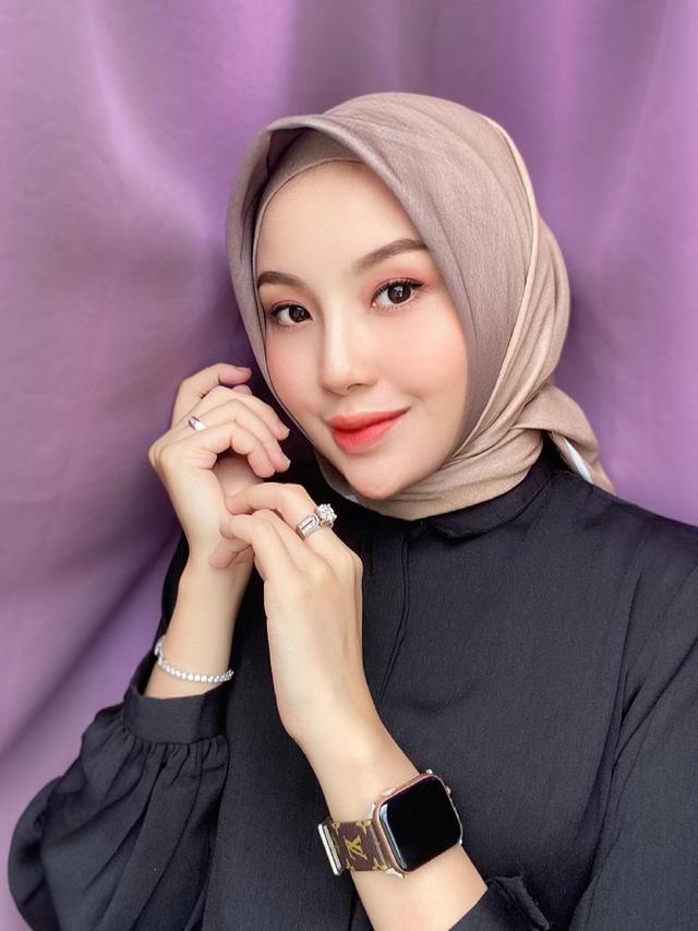 Nikahi Pria 27 Tahun Lebih Tua, Ini 6 Potret Aisyah Thisia Putri Pariwisata Kalteng - Hot ...