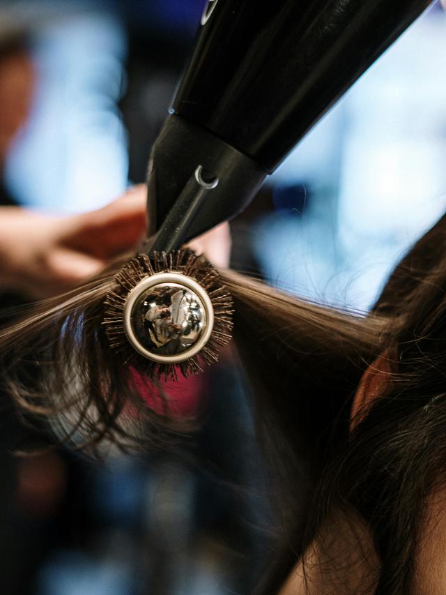 Tips Menata Rambut Panjang agar Tetap Mengembang Sepanjang Hari