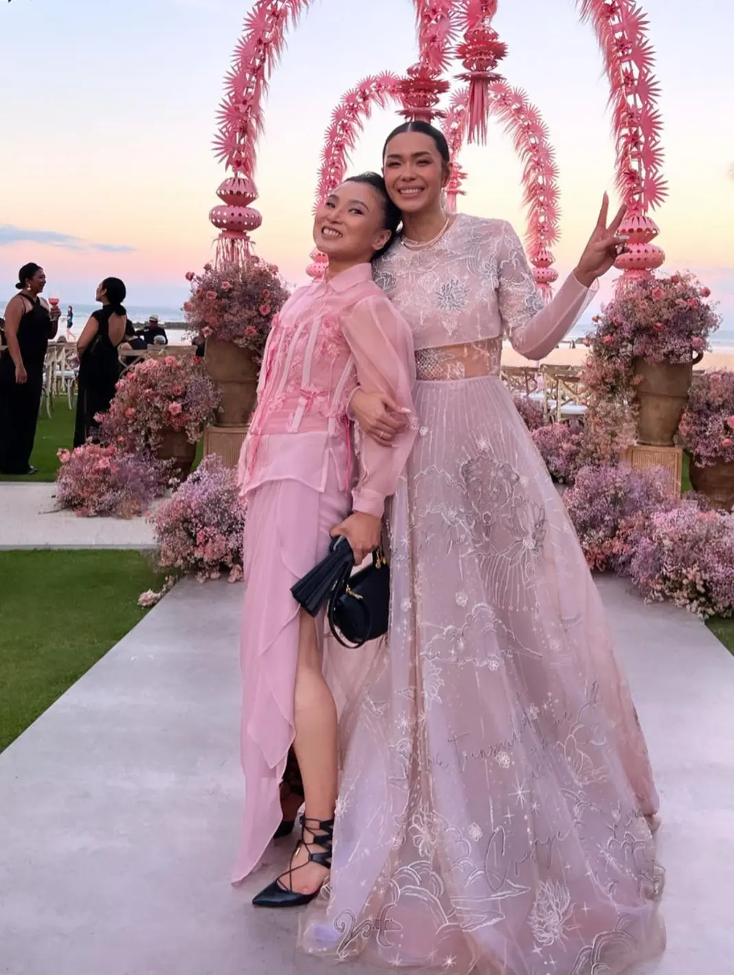 10 Potret Detail Busana Akad-Resepsi Adinia Wirasti yang Resmi Menikah ...