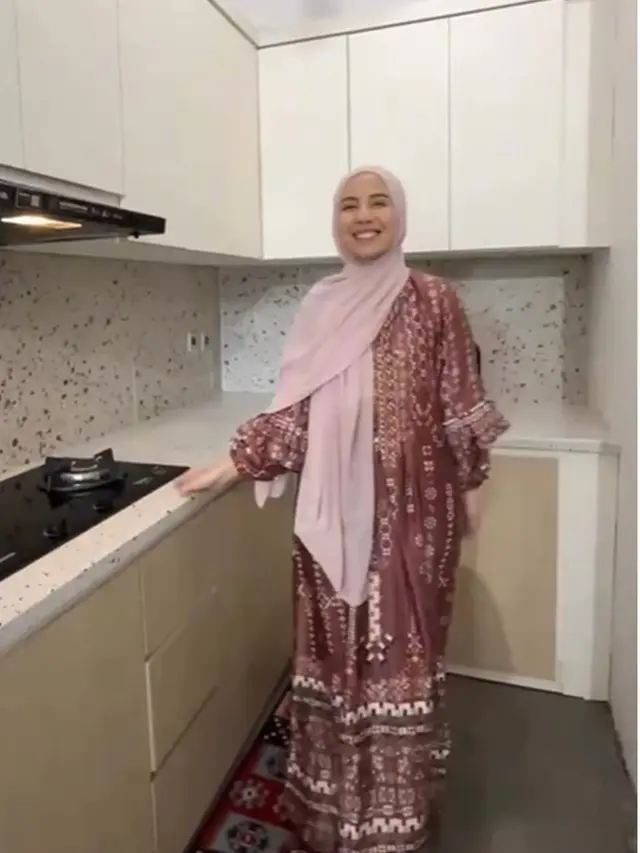 Jadi Artis yang Berangkat Haji 2025, Intip 6 Outfit Gamis Ala Tya ...