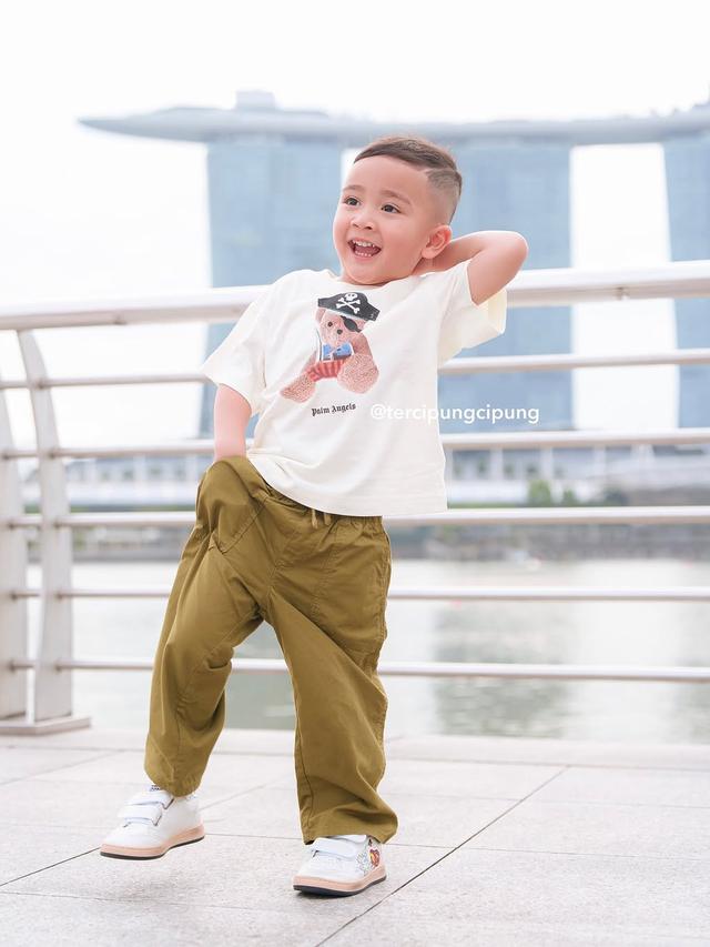 5 Potret Terkini Rayyanza Bergaya ala Anak Skena, Outfitnya Kece Abis!