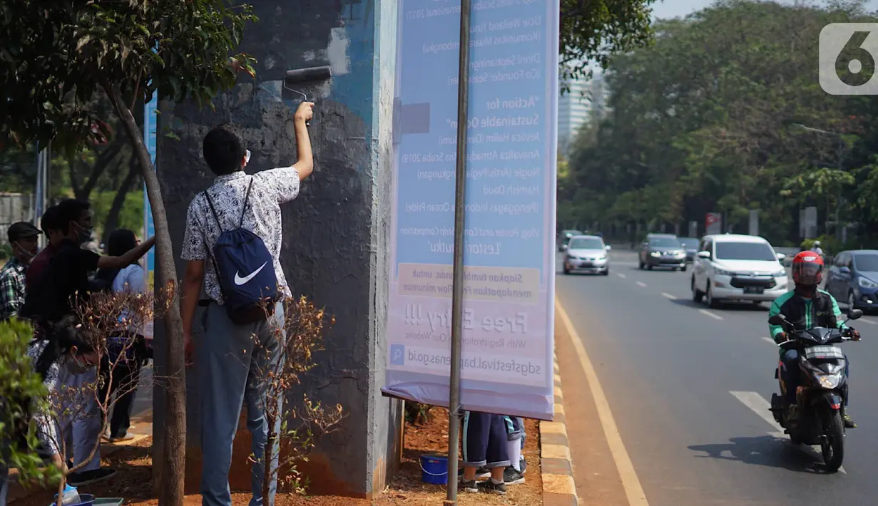 FOTO: Aksi Pelajar Hapus Coretan Sisa Unjuk Rasa di Senayan - Foto ...