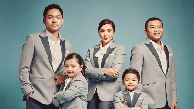 8 Gaya Pemotretan Keluarga Anang Hermansyah dengan Berbagai Tema ...
