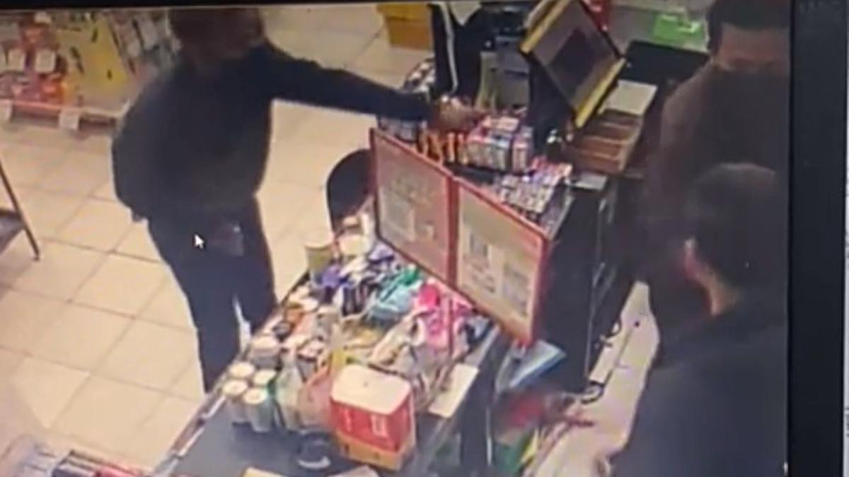 Minimarket di Bekasi Disatroni Perampok Bersenpi, Gasak Uang Rp55 Juta - News Liputan6.com