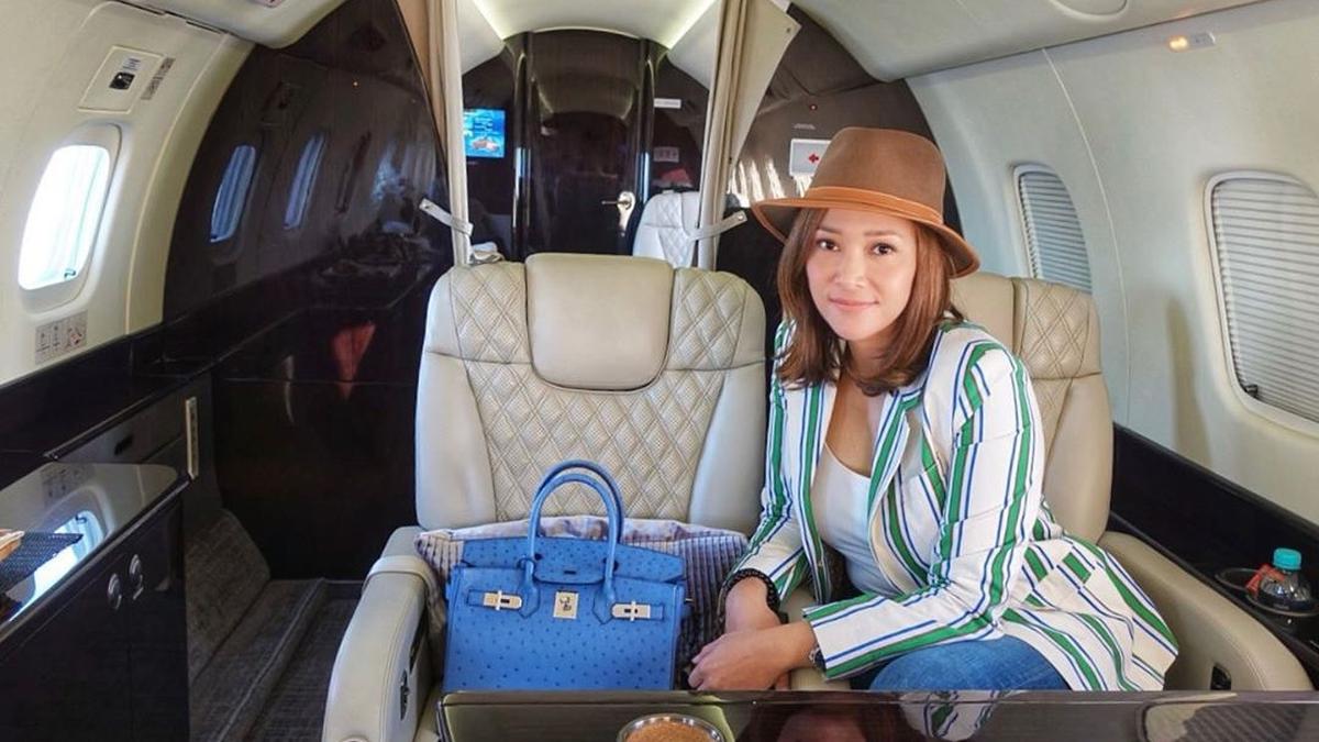 7 Gaya Maia Estianty saat Naik Jet Pribadi, Modis dan Berkharisma