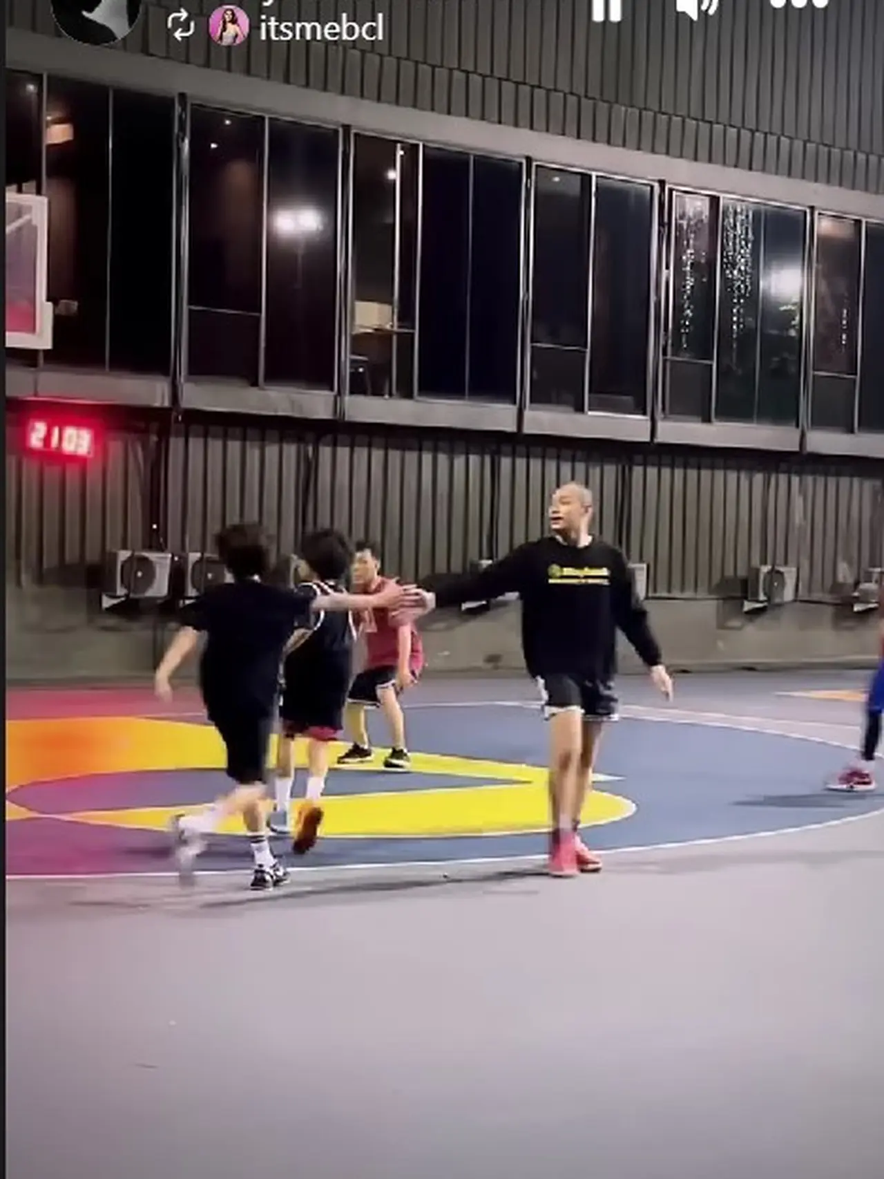 Noah Sinclair Anak BCL dan Tiko Aryawardhana Satu Tim saat Main Basket ...