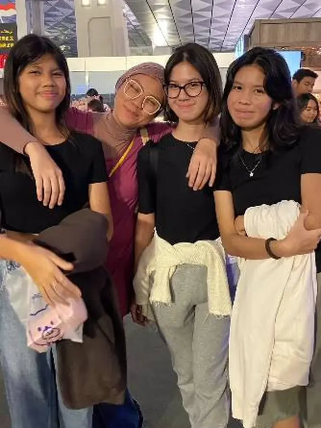 7 Momen Ariyo Wahab Lepas Putrinya untuk Kuliah di Korea Selatan, Penuh Haru - Hot Liputan6.com