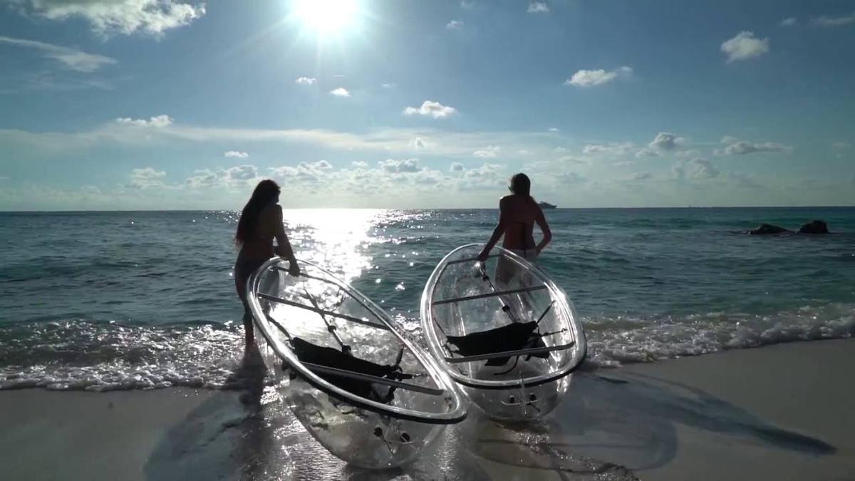 Melihat Laut Lebih Jelas dengan Perahu Transparan yang Keren Ini