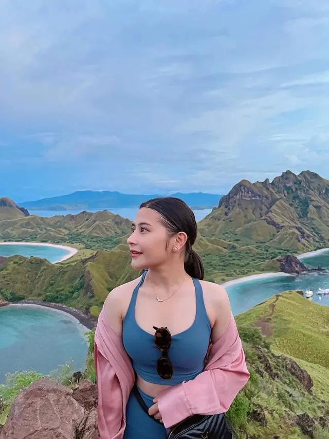 6 Potret Prilly Latuconsina Liburan ke Labuan Bajo, Unggah Foto Bareng Reza Rahadian - Hot ...