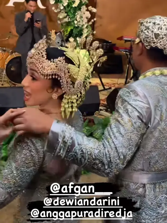 10 Potret Pernikahan Angga Maliq & D'Essentials dan Dewi Andarini ...