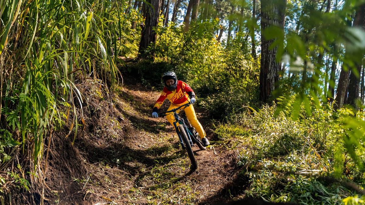 Puluhan Atlet Sepeda Gunung Taklukkan Panderman Gravity Park - Asian ...