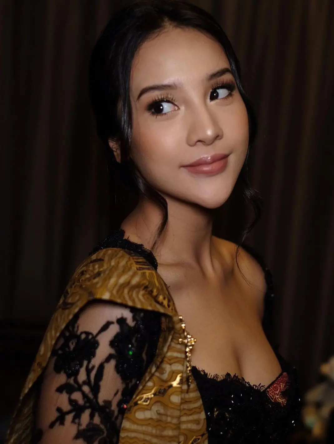 6 Pesona Anya Geraldine Pakai Kebaya Hitam Anne Avantie bak Puteri ...