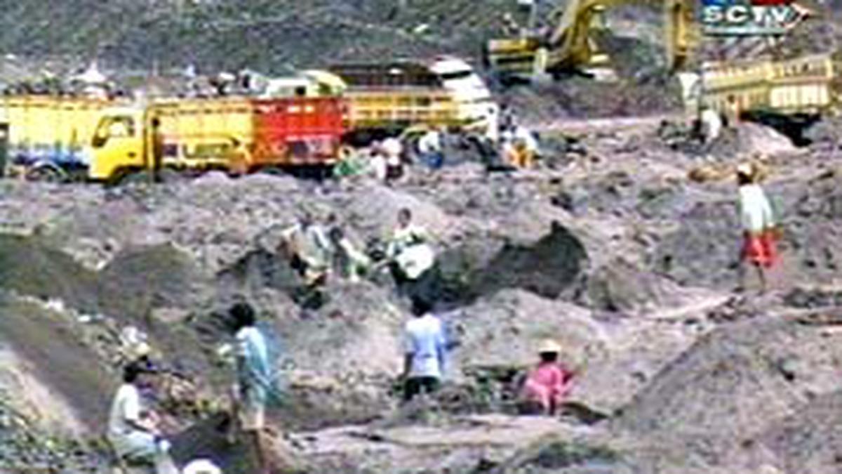 Penambang Pasir di Lereng Merapi Tetap Beraktivitas