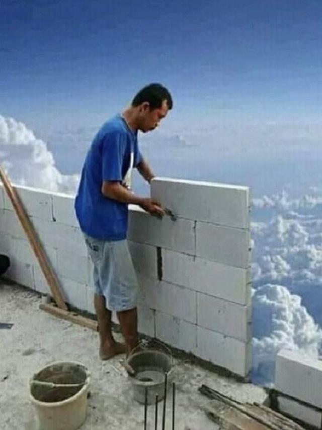 6 Editan Foto Kuli Bangunan Saat Bekerja Ini Absurd, Bikin Ngakak - Hot ...