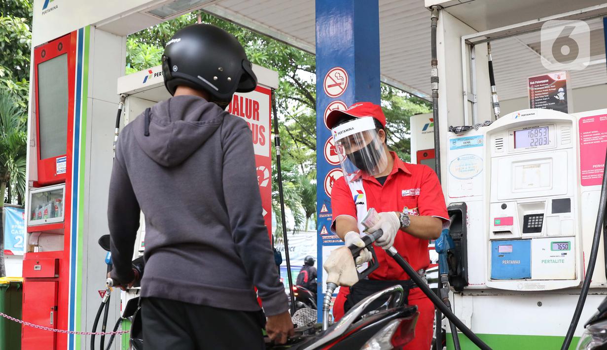FOTO: Cegah Penyebaran Covid-19, Petugas SPBU di Depok Kenakan ...