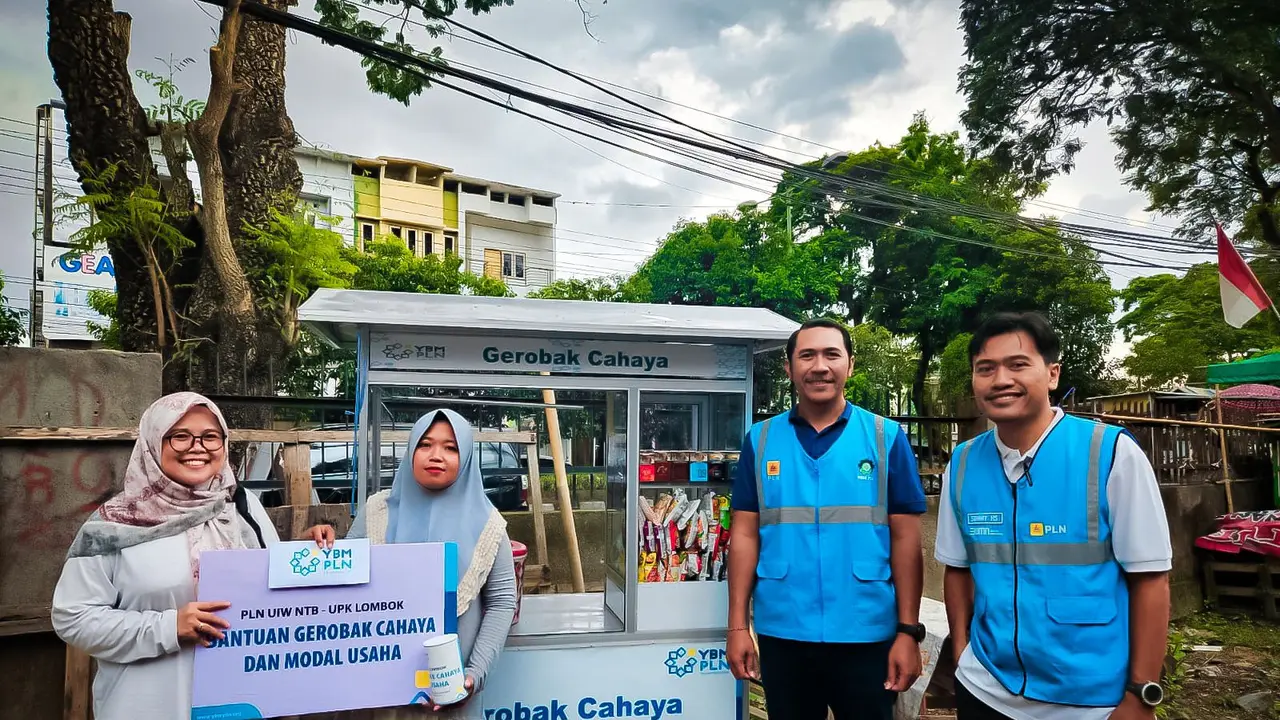 Dukung Pengembangan UMKM, YBM PLN Salurkan Bantuan Gerobak Cahaya di Lombok - Regional Liputan6.com
