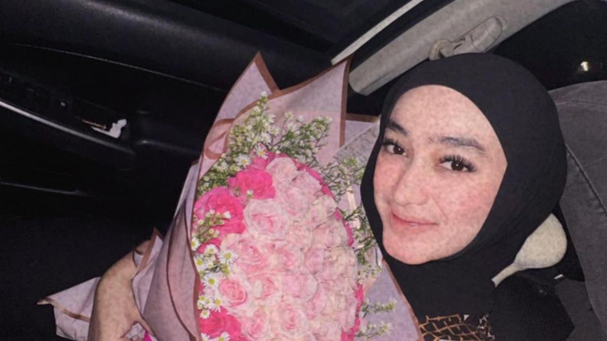 Santyka Fauziah Bikin Sule Jadi Pria Romantis: Kirim Bunga Segede Gaban - Entertainment Fimela.com