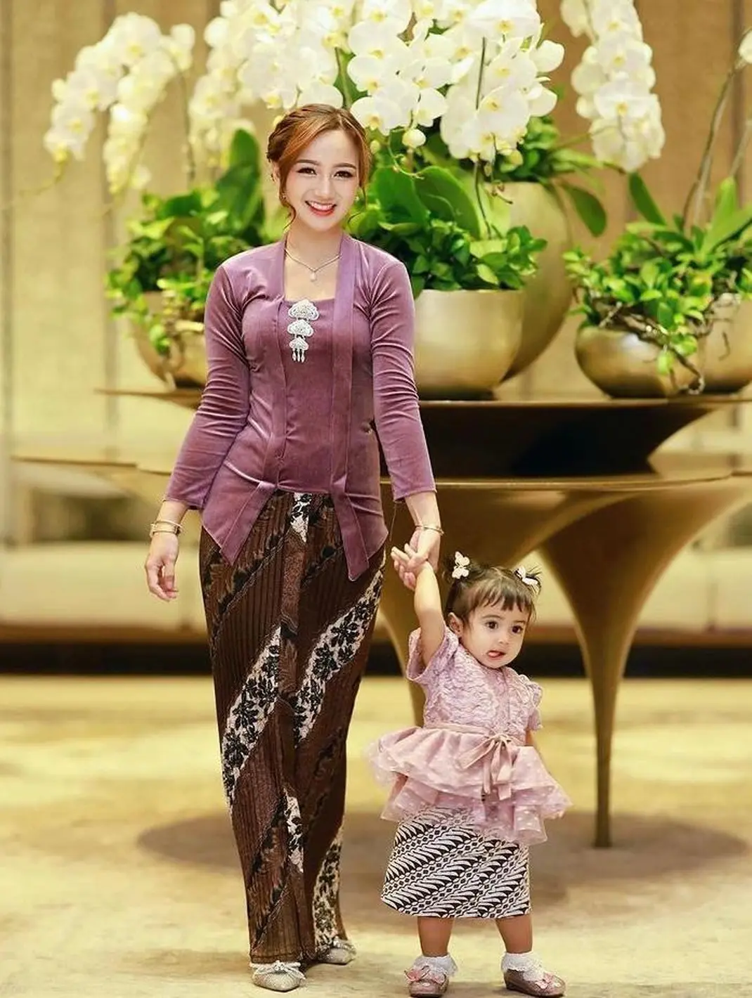 8 Potret Seleb Pakai Kebaya di Acara Mitoni Aurel Hermansyah, dari Ashanty, Kris Dayanti hingga ...