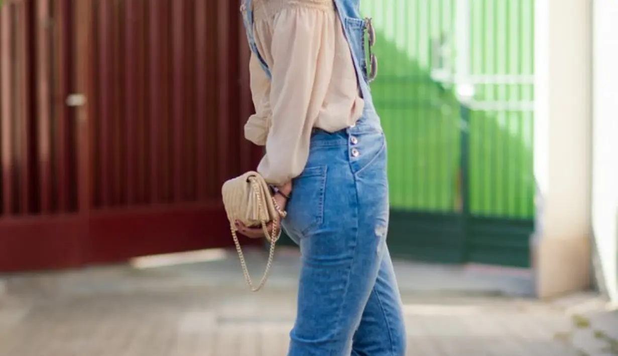 Tips Mix Match Baju Off-The-Shoulder Untuk Tampil Stylish