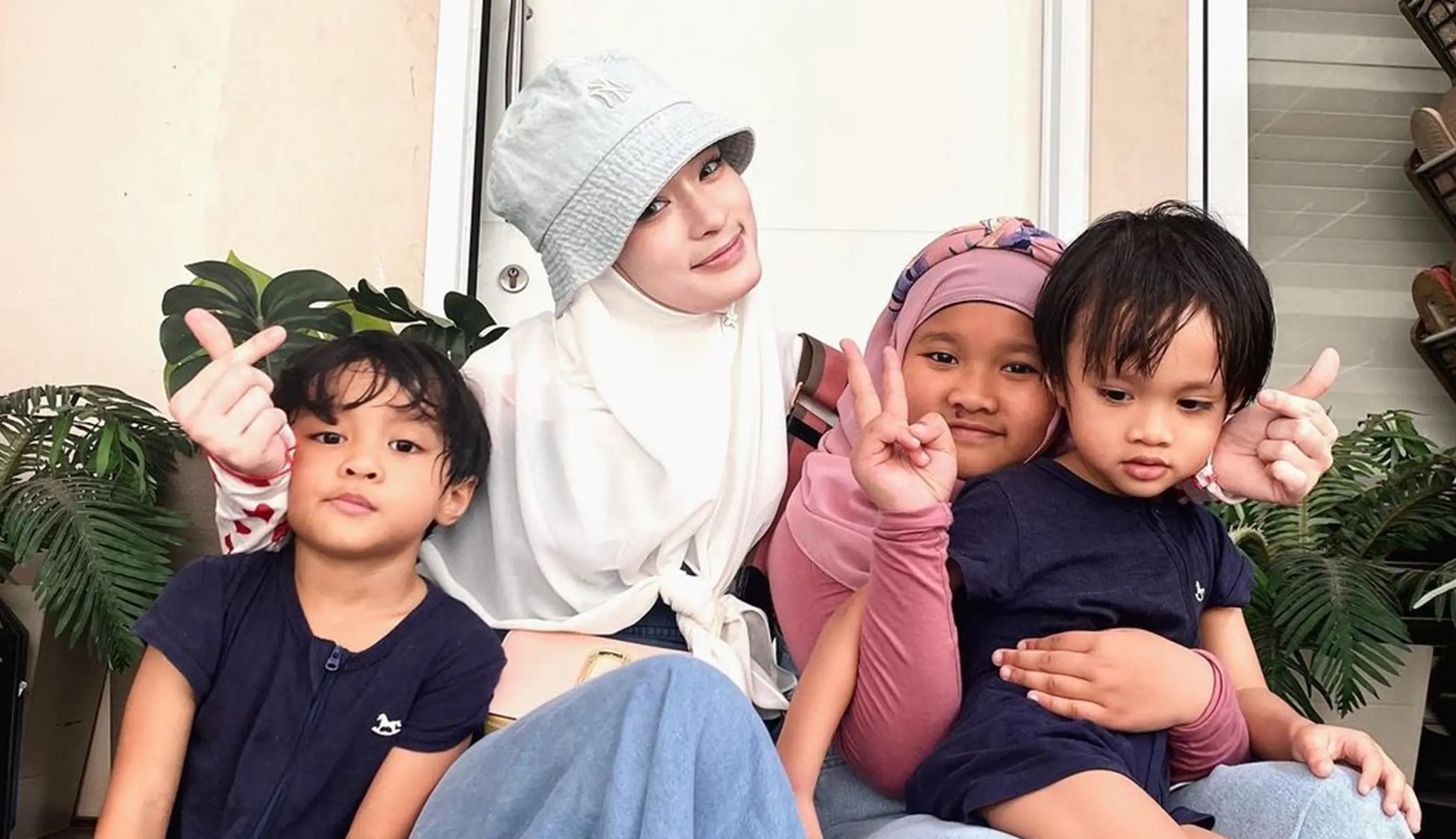 Postingan Perdana Inara Rusli Tanpa Cadar di Instagram, Parasnya Banjir ...