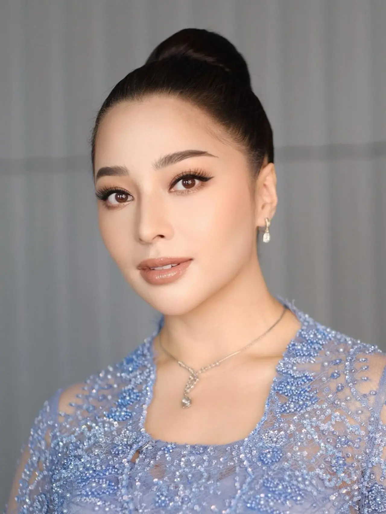 8 Potret Beda Gaya Nikita WIlly Pakai Kebaya saat Hamil Anak Pertama ...