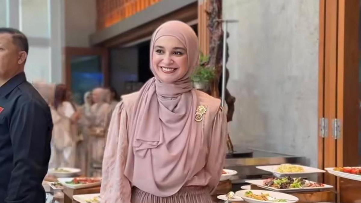 Geng Cendol Kumpul Lagi di Acara Tya Ariestya, Lihat Gaya Busana Casual Mereka - Photo Fimela.com