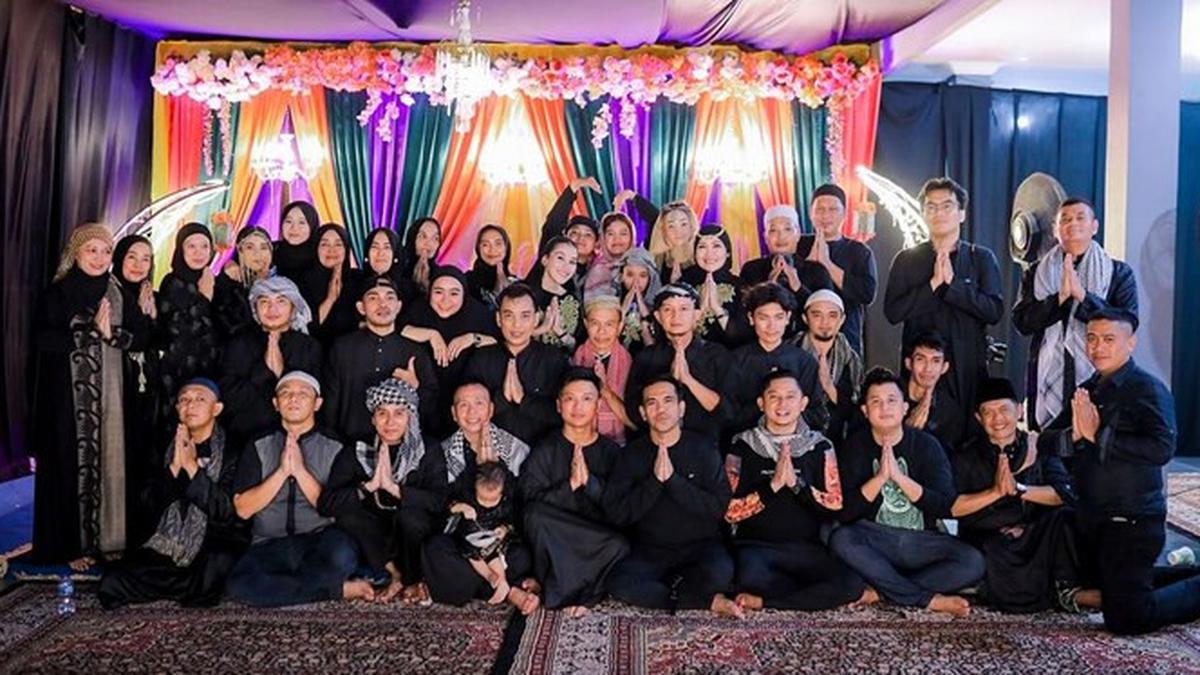 7 Potret Ayu Ting Ting Gelar Buka Puasa Bareng Karyawan, Beri Hadiah Emas dan Uang - Hot ...